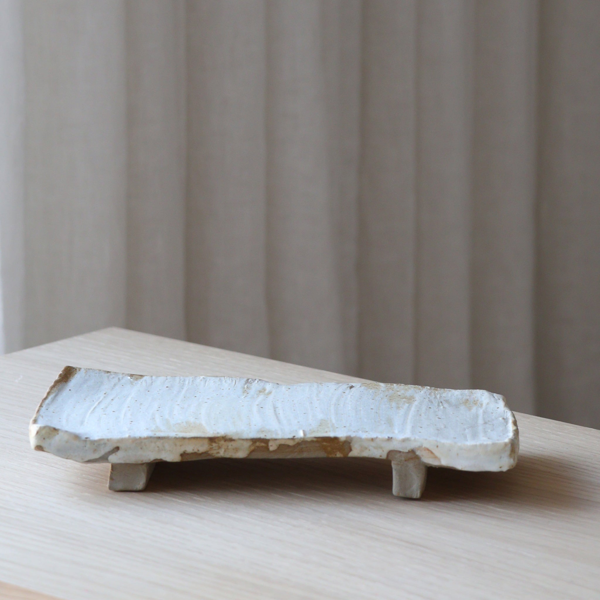 Håndlaget wabi-sabi asjett i steingods - unik og organisk.